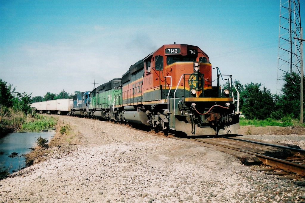 BNSF 7143 westbound off the Topeka sub at NR jct